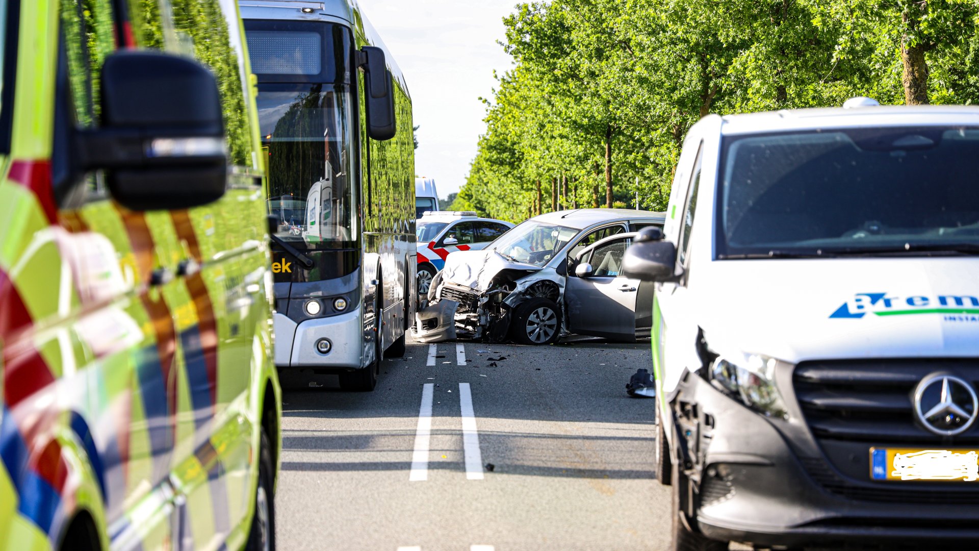 ZO!34 - Gewonde na botsing tussen lijnbus, auto en bedrijfsbusje in Erica
